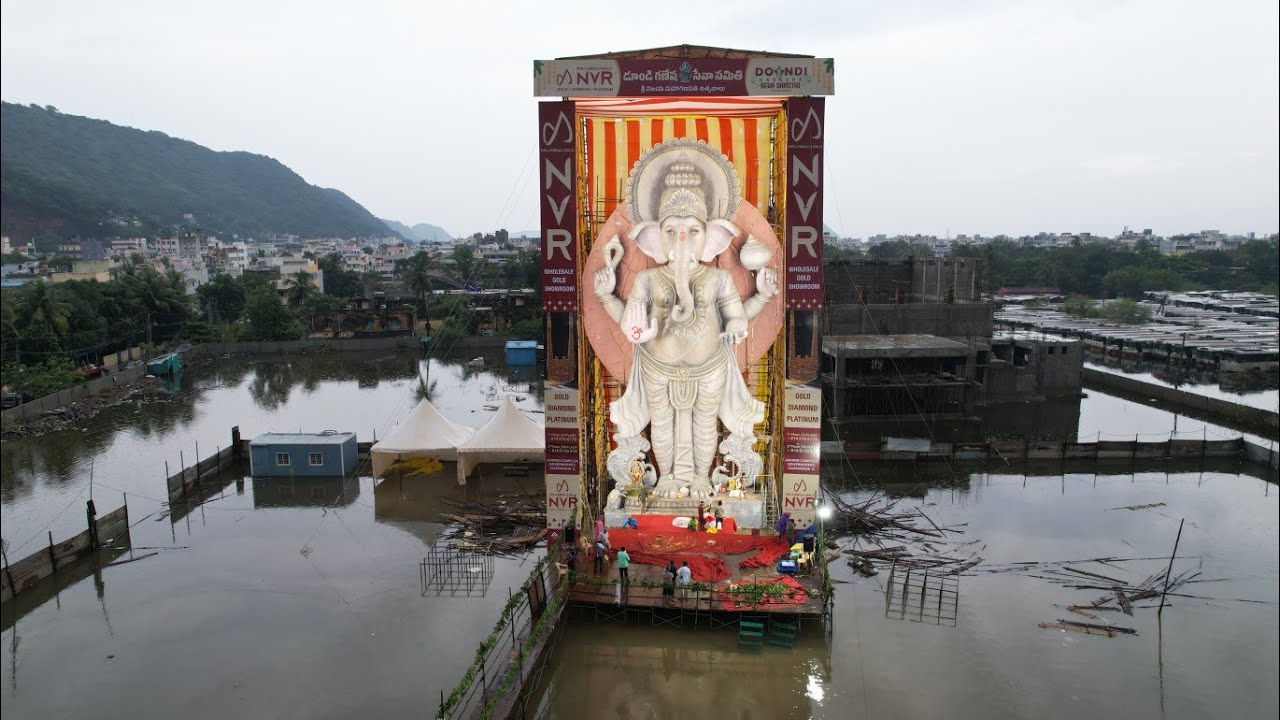 విజయవాడ వరద నీటిలో 72అడుగుల వినాయకుడు | 72 Feet Doondi Ganesha Vijayawada - YouTube