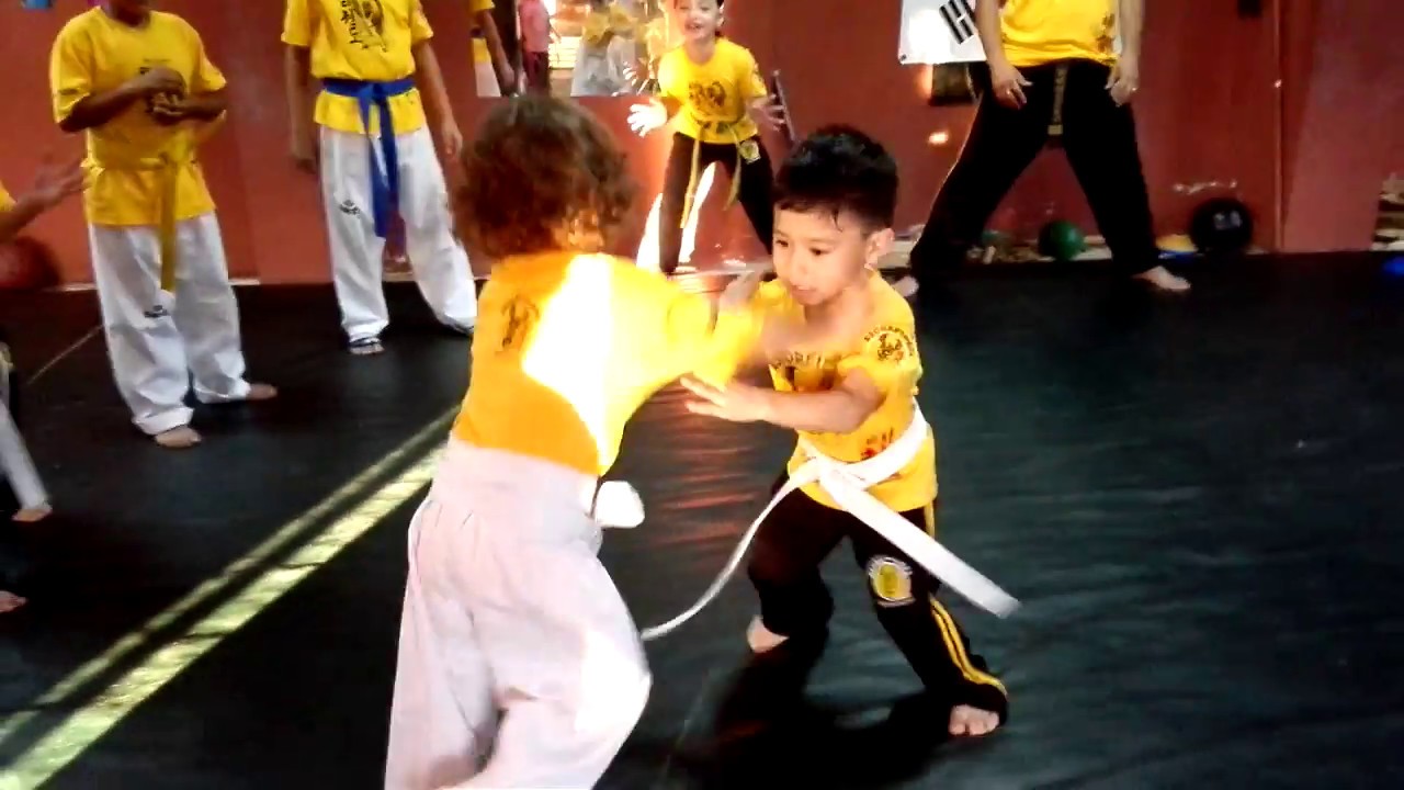 Juego para desarrollar fuerza en niños de 3 a 5 años (lucha de sumo ...