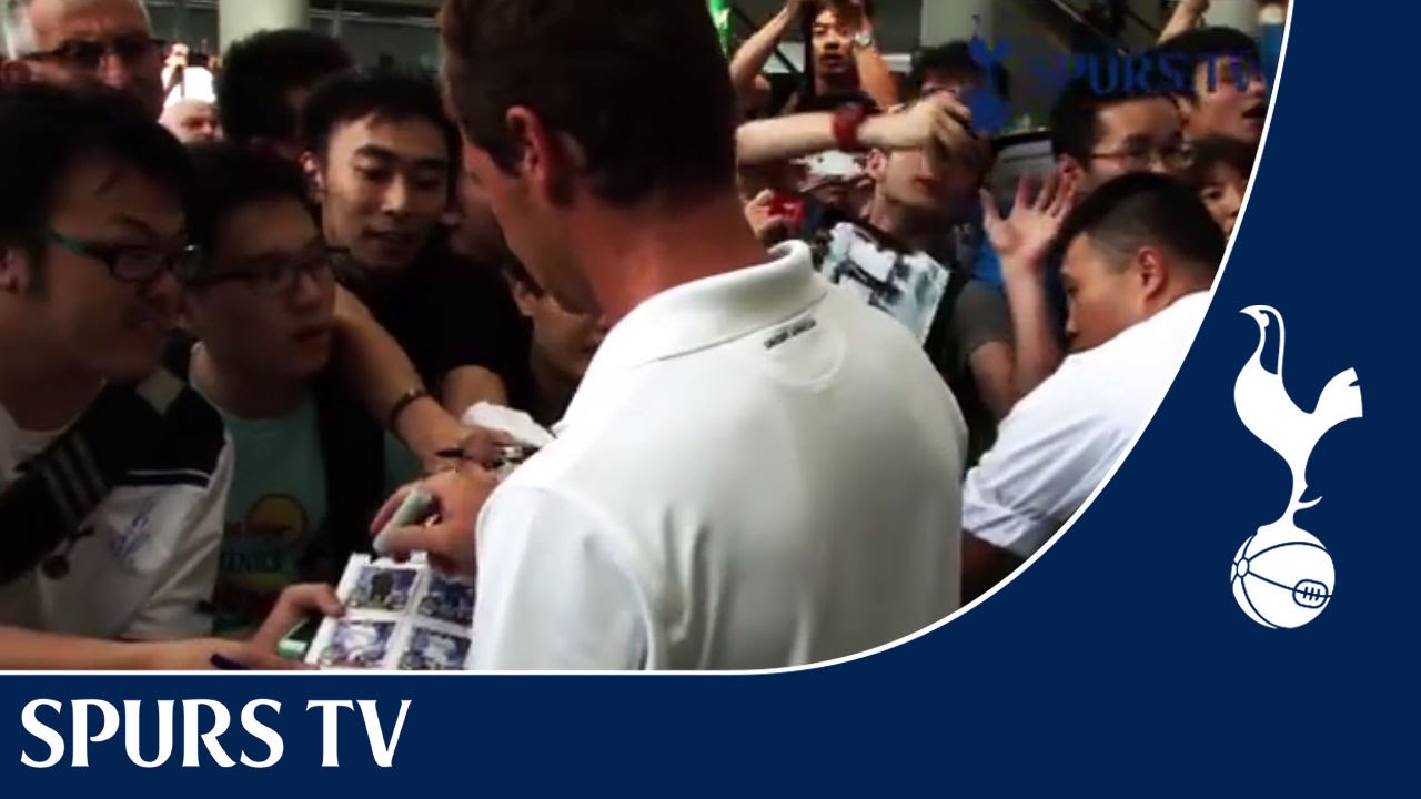 Spurs TV Exclusive | Tottenham squad arrives in Hong Kong! - YouTube