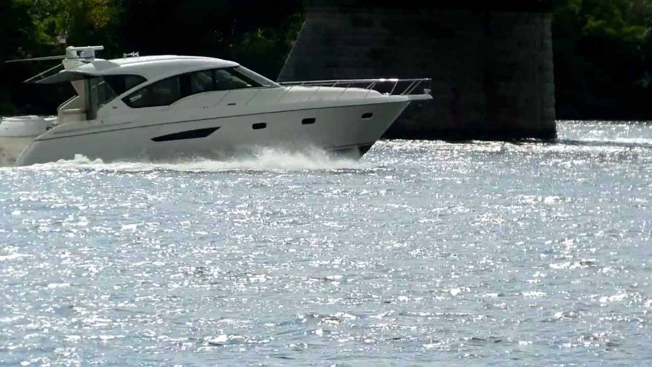 Nice boat with big wake - YouTube