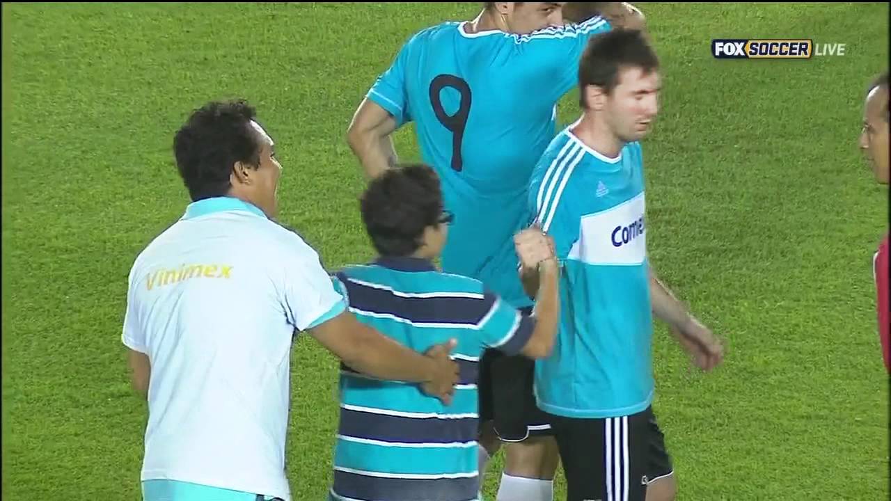 Messi signs autograph for pitch invader - YouTube