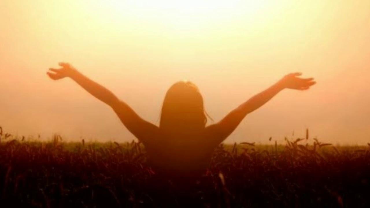 Levanto mis manos, en señal de rendición y adoración a Dios - YouTube