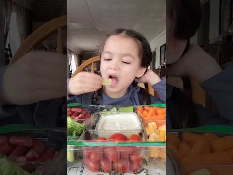 Mukbang de légumes crus avec Mia !