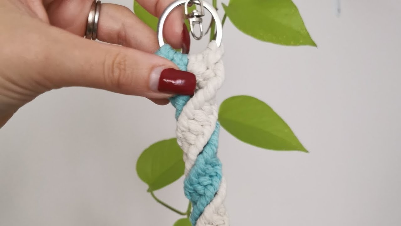 Macrame keychain spiral pattern. Macrame project diy. Keychain tutorial ...