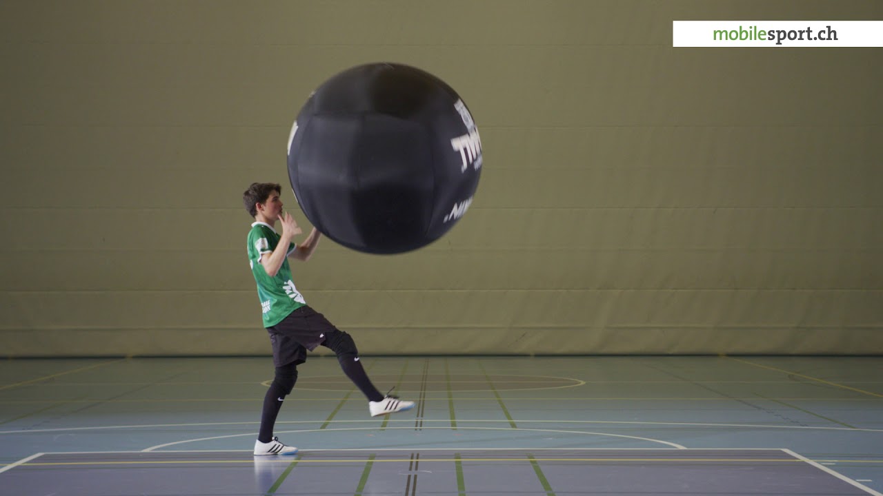 Kin-Ball: Relever du ballon avec le pied - YouTube