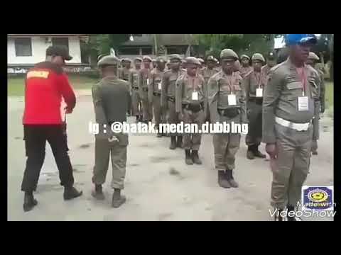 Komedi orang batak baris berbaris