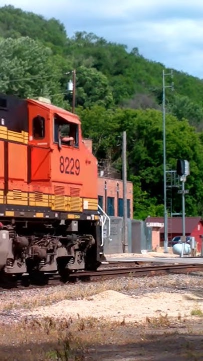 BNSF Cude Oil Train waves and gives horn salute #train #railroad #bnsf #bnsfrailfan - YouTube