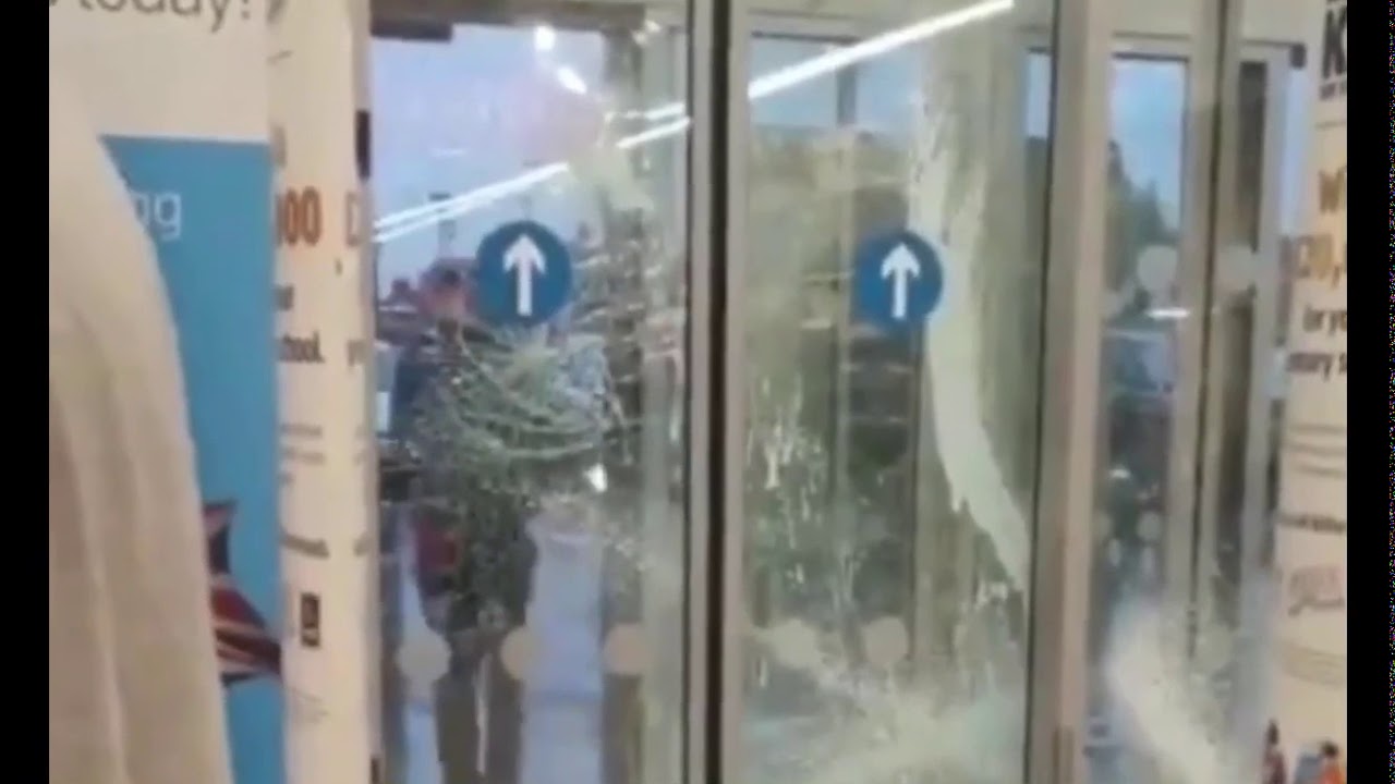 Caught on camera Armed gang attack Aldi store in west London - YouTube