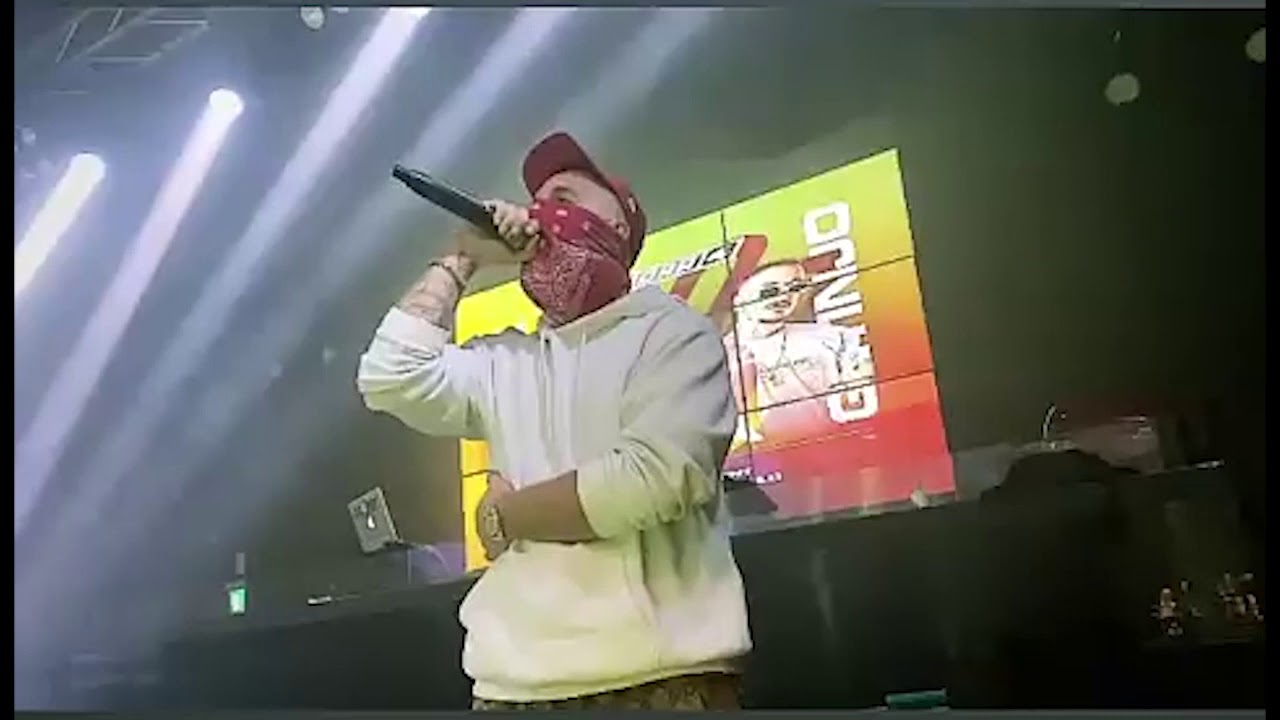 Mozzik këndon live këngën Dhelpër Dinake - YouTube