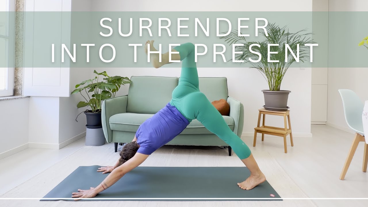 25 Min Yoga Flow | Surrender into the Present - YouTube