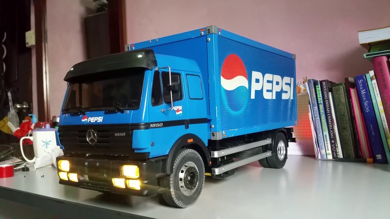 Part 1 (1/14 1850L Pepsi delivery truck) - YouTube