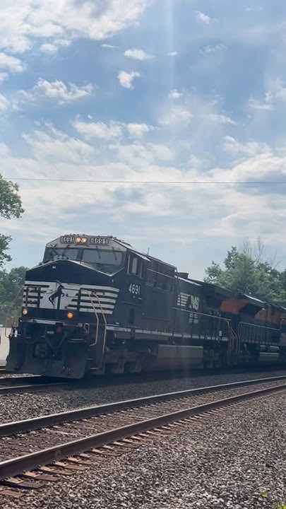 NS 4691 AC44C6M leads NS 28X through Piscataway with NS 1071 SD70ACe “CNJ” trailing & a fouled ...