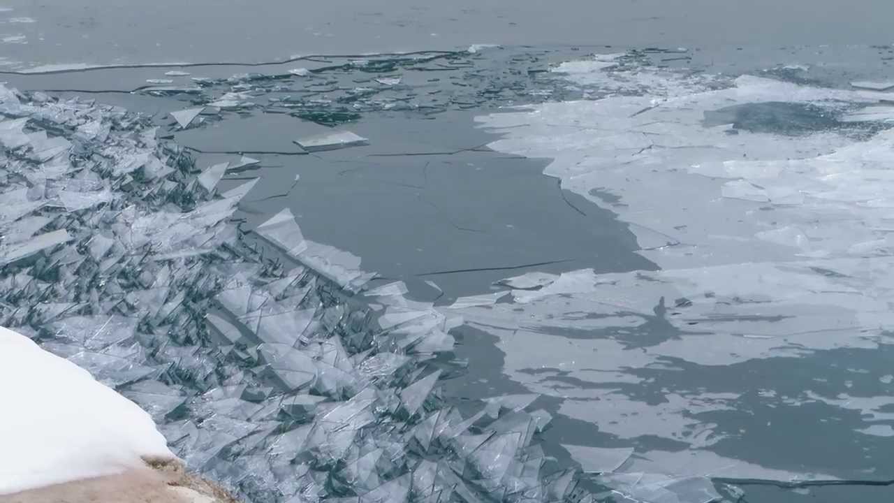 Ice sheets cracking and stacking up on Lake Michigan - YouTube