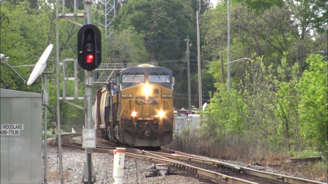 CSX 749 leads M541-11 through Woodland, GA w/ Mr. Tappy at the throttle ...