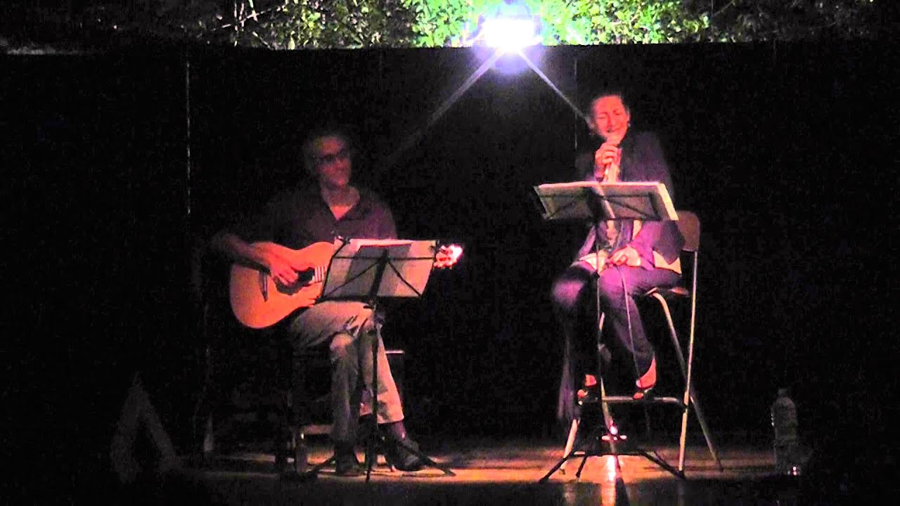 Anna Maria Castelli e Adriàn Fioramonti - Luna rossa - YouTube