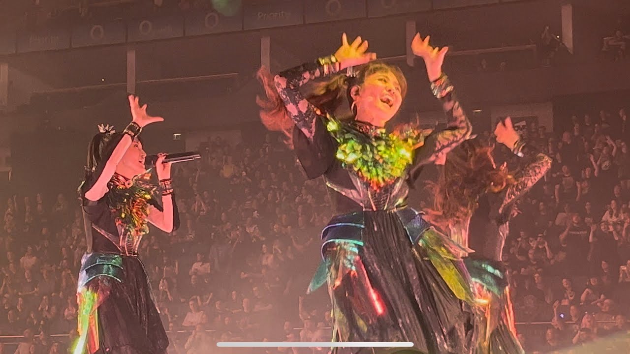 Babymetal and Poppy together at O2 - From Me To U, Live at O2 Arena ...