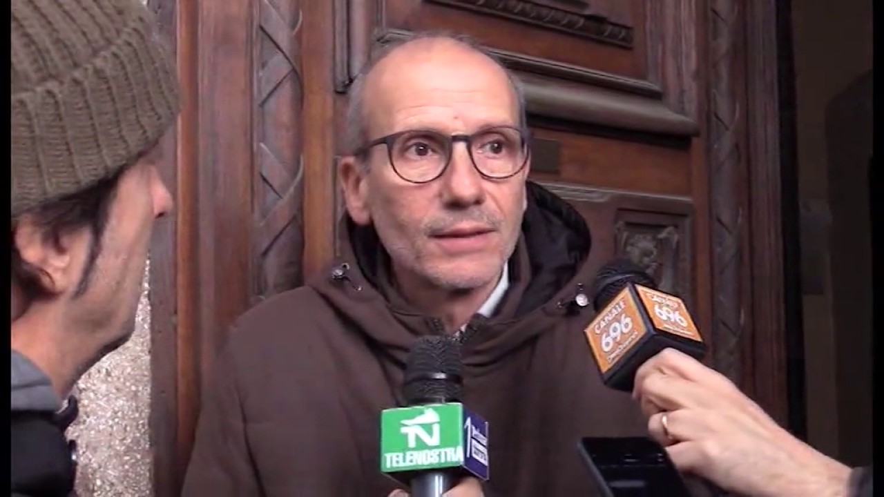 Caso "Cocchia", resta l'emergenza lezioni via Whatsapp - YouTube