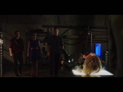 Olicity - Arrow - 3x02 Pt.2 - Oliver, Felicity and Roy find out that Sara is dead