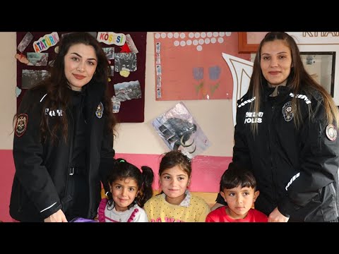 Ağrılı Köy Çocuklarının Kırtasiye Malzemeleri Çevik Kuvvet Polisinden