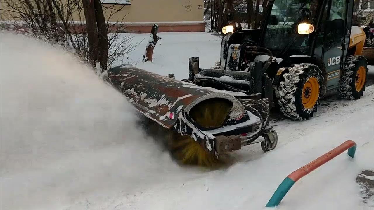 Очистка дворовой территории от снега щёткой - YouTube
