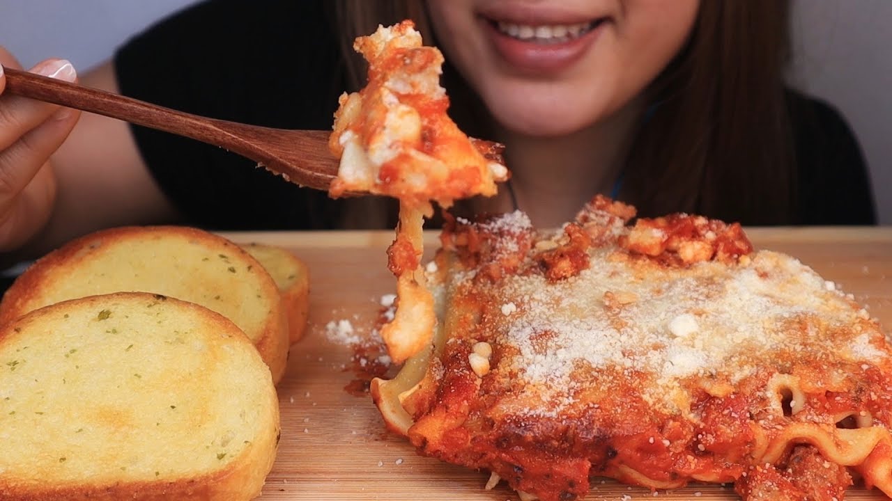 ASMR CHEESY LASAGNA + GARLIC BREAD MUKBANG *REAL EATING SOUNDS* | NO ...