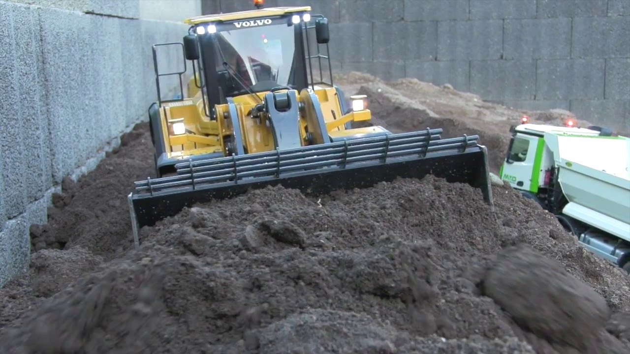 RC Wheel Loader VOLVO L250 G Building a Road - YouTube