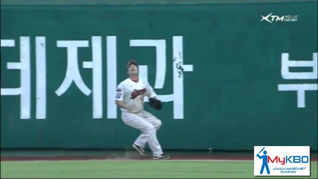 Bat Flip and Nice Catch on same play - YouTube