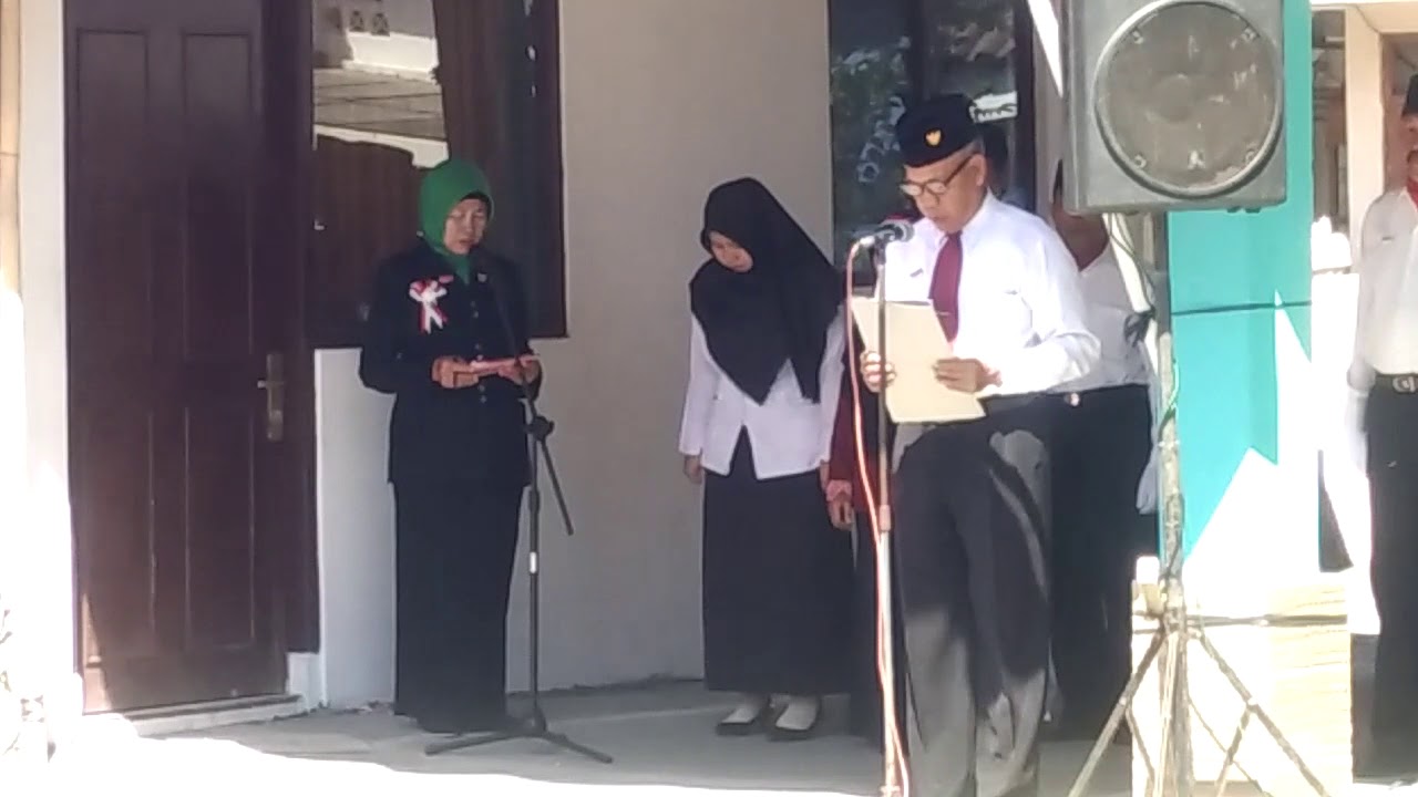 upacara bendera rw 25 sibela mojosongo solo - pembacaan UUD 45 - YouTube