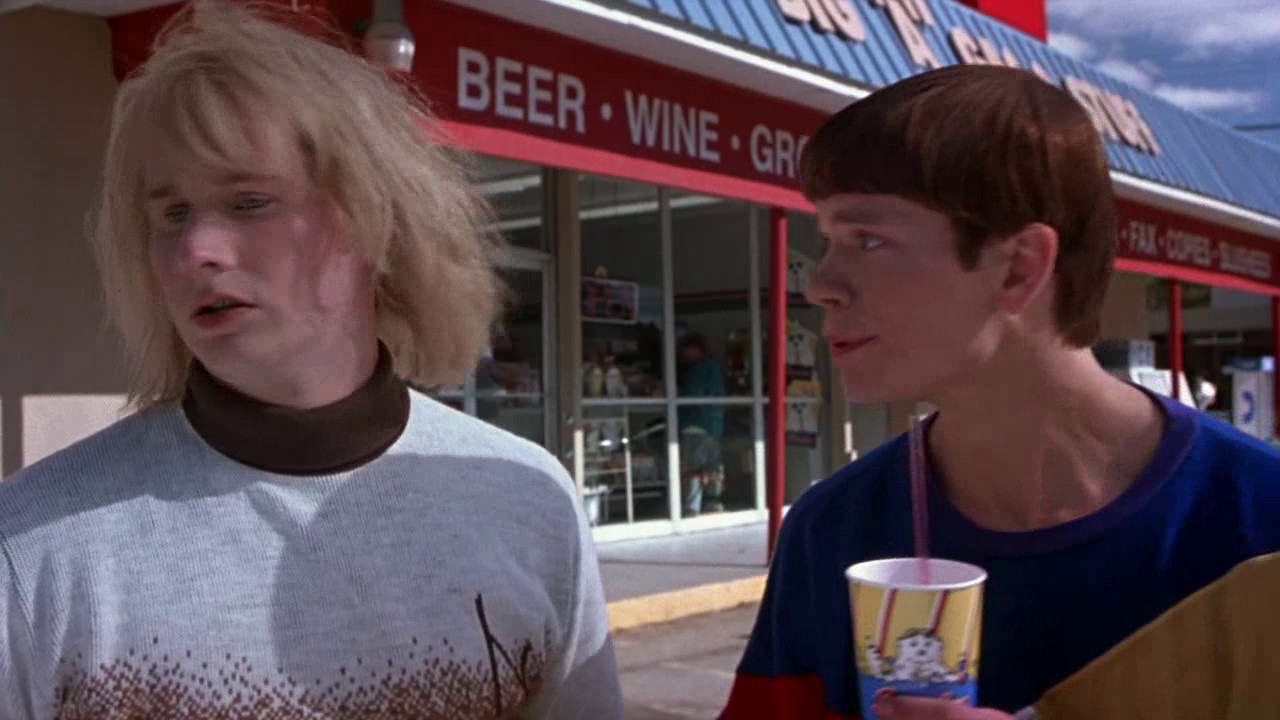 Dumb recalled the memory of the past with Dumber, and he was very sad ...