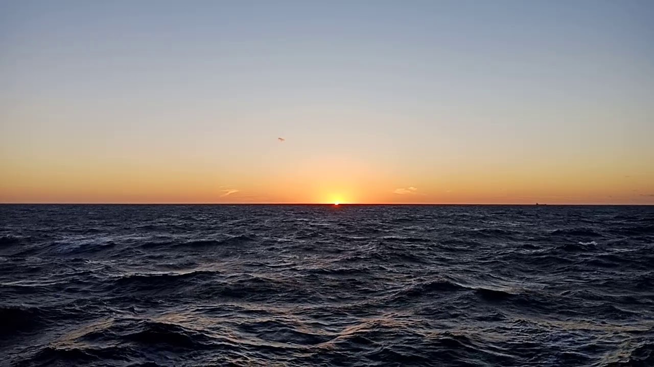 Sunrise in middle of the sea.. How beautiful. Watch until the end ...
