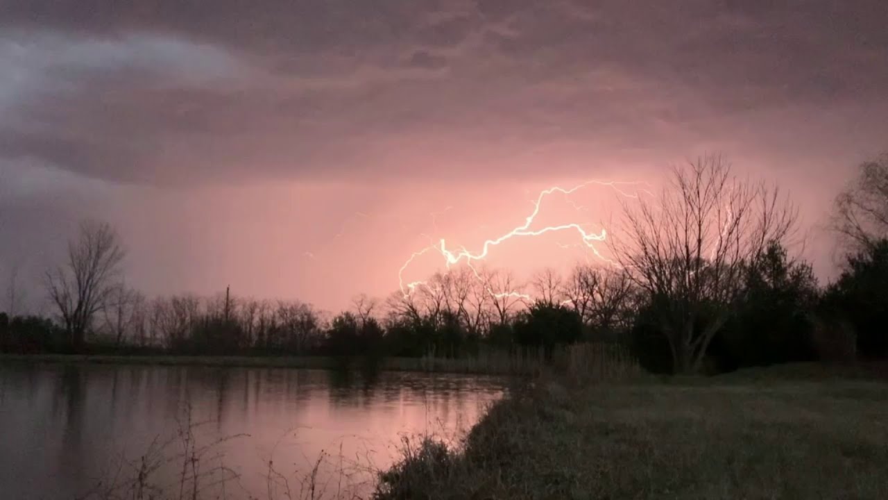 'Fast and furious' lightning seen as storms move across Ohio - YouTube
