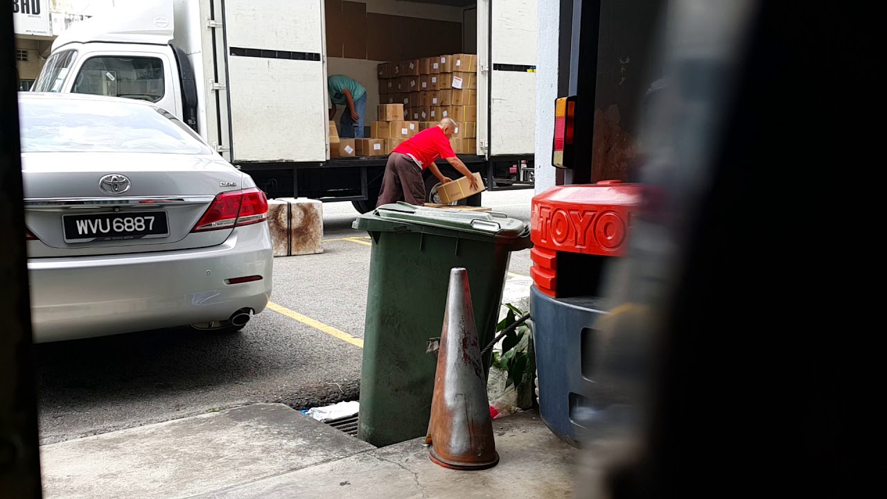 MENURUNKAN BARANG DARI LORI BESAR. - YouTube