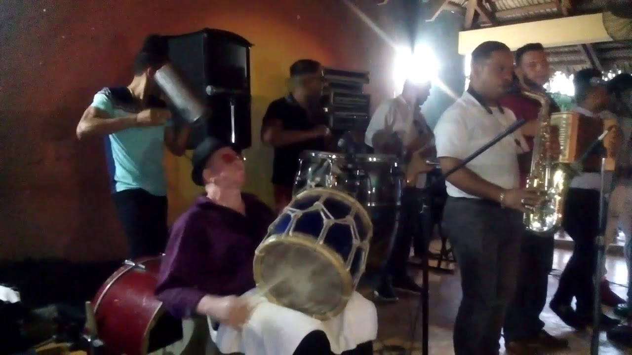 El Americano tambora tocando con un grupo - YouTube