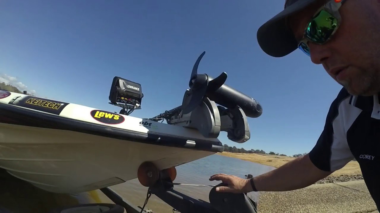 Loading and unloading a boat - YouTube