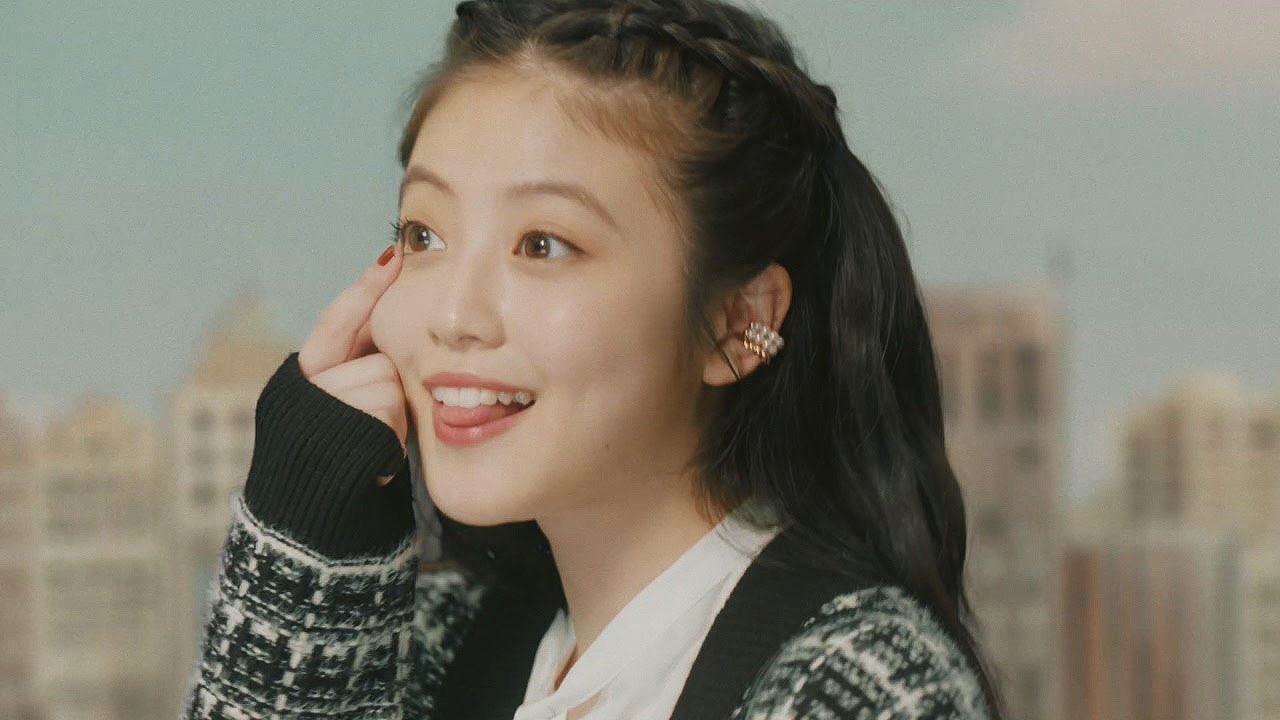 今田美桜、中条あやみにキュートな“アッカンベー” 同い年の2人が初共演！ GU新CM／2人が“負けない特技”明かすインタビューも - YouTube