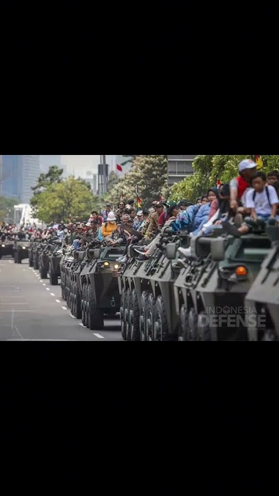 Antusiasme Masyarakat Menyaksikan Defile Alutsista di HUT TNI ke-79 - YouTube