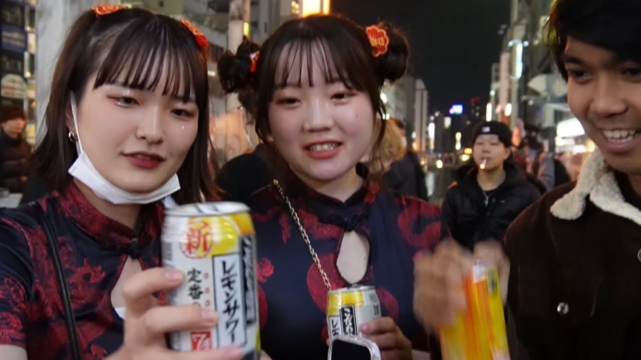 DRUNK JAPANESE GIRLS 酔ってる日本人女子たちのハロウィーン - YouTube