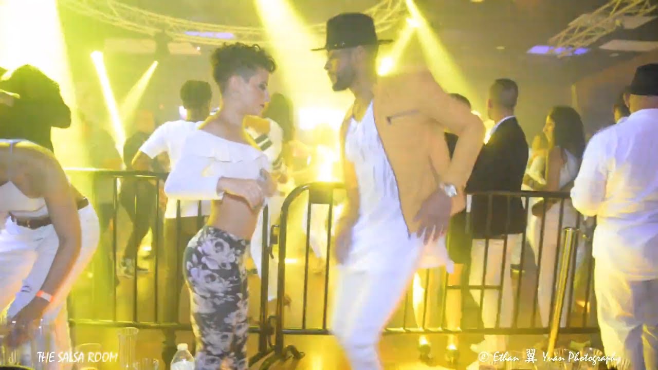 ROBERT & ANA Bachata Social Dance At THE SALSA ROOM - YouTube