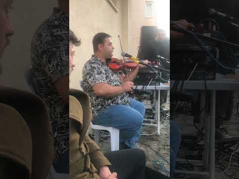 Keman Güzel bir parça adam çalıyor