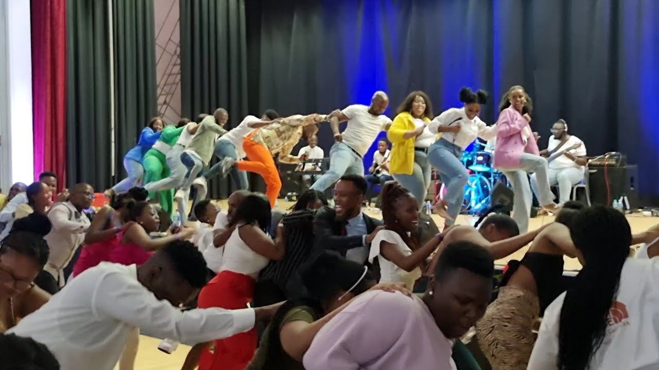 Reginald Jabu - Izovela Emfanini (Crazy Praise in Cape Town) - YouTube