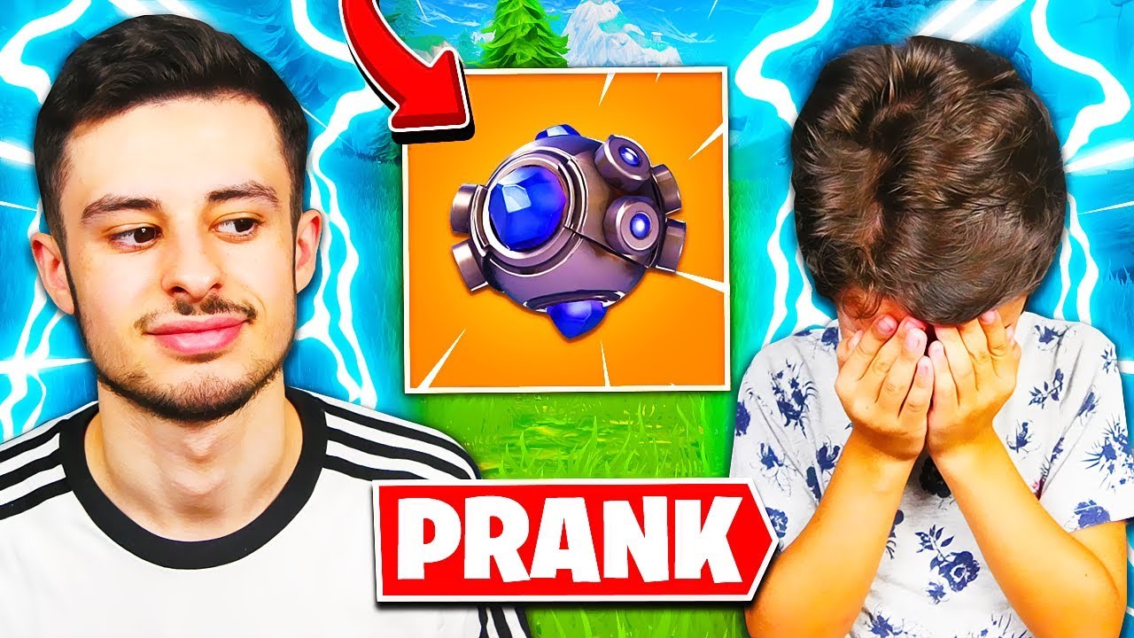 JE PRANK SALEMENT MON PETIT FRÈRE AVEC LA NOUVELLE GRENADE SUR FORTNITE ! IL ME FRAPPE.. 😪 - YouTube