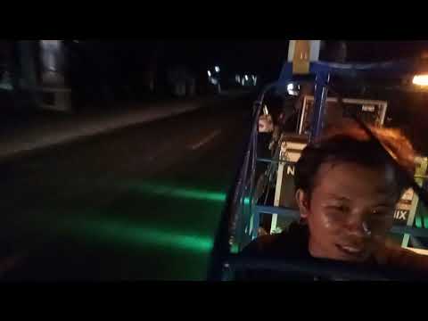 DEtik detik sepeda motor di senggol bus malam.. 😱😱 di binor paiton