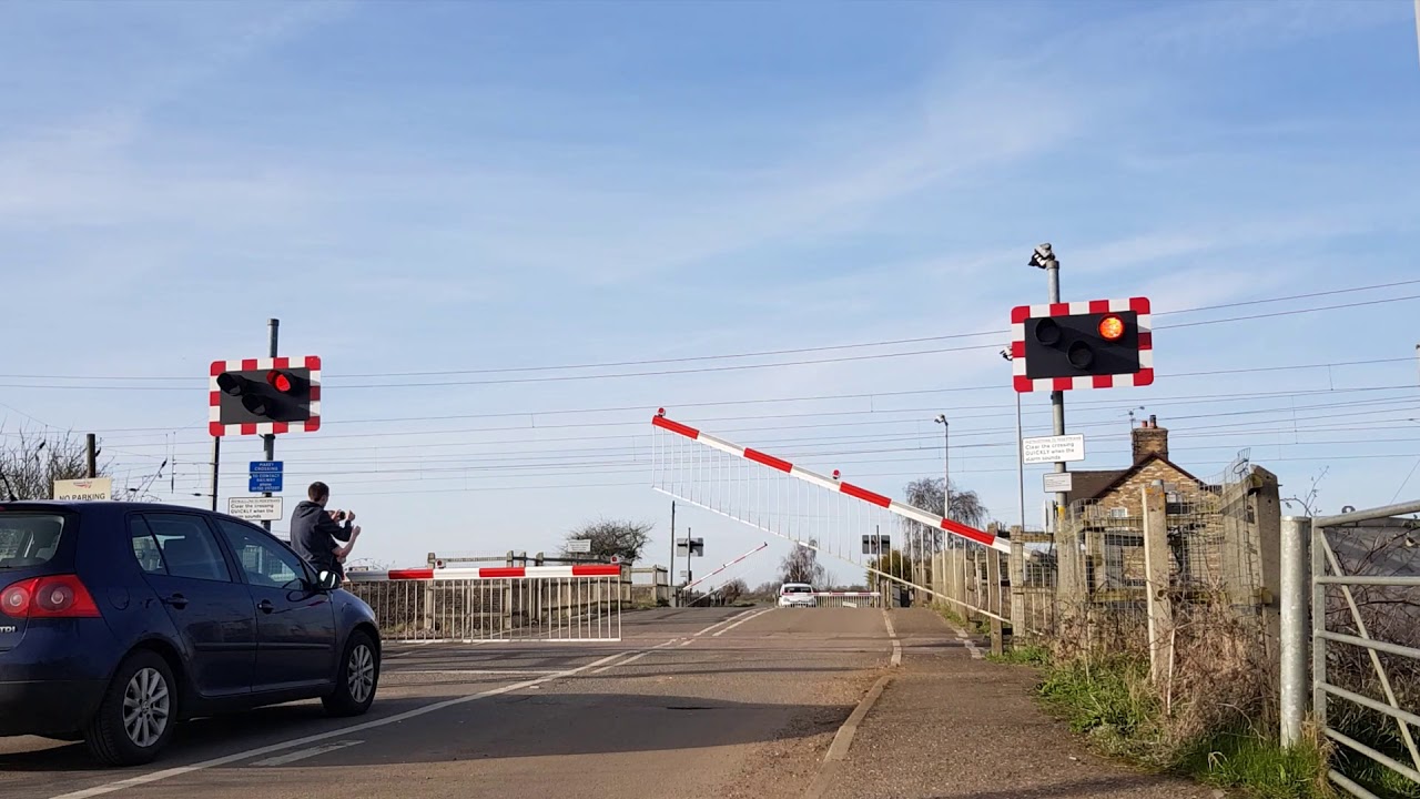 Maxey Level Crossing (Cambridgeshire) 05.04.2018 - YouTube
