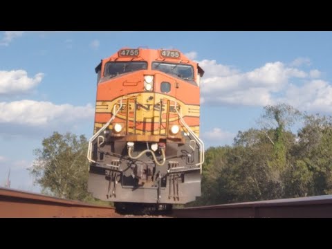 BNSF 4755 leads U-SBMNL0-08T - YouTube