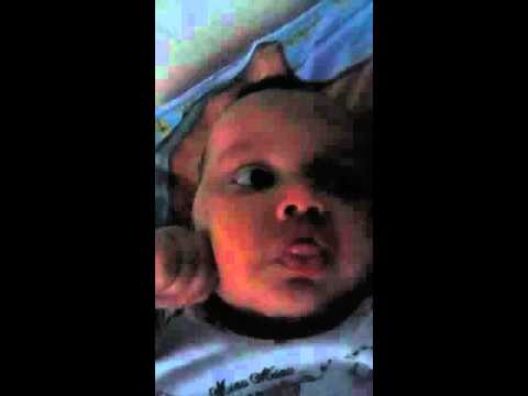 Bebe chupando lingua