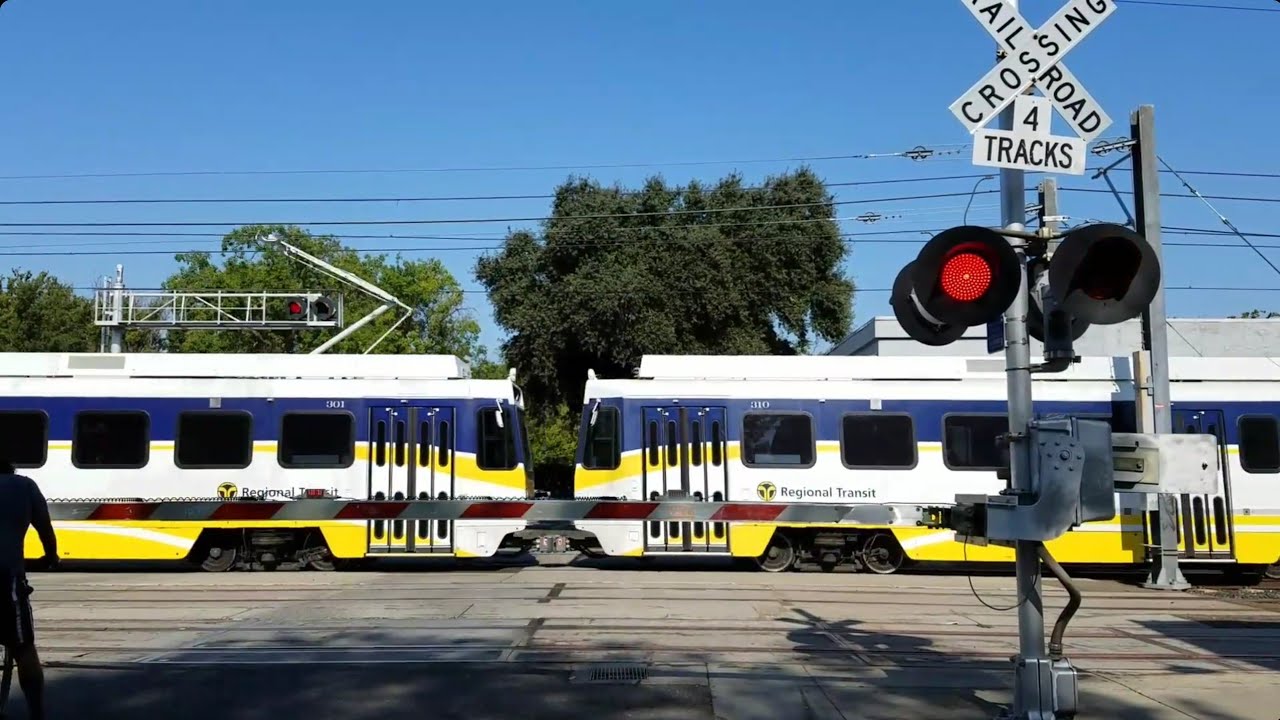 S Street Railroad Crossing, Sacramento Light Rail Blue Line Inbound ...