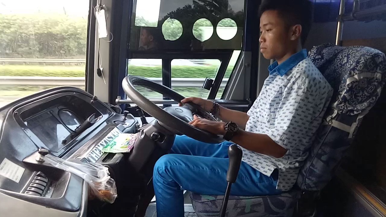 Supir bis MGI termuda - YouTube