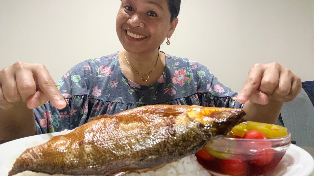 Tinapang bangus ( Smoke Fish ) + tomato + rice FILIPINO MUKBANG - YouTube