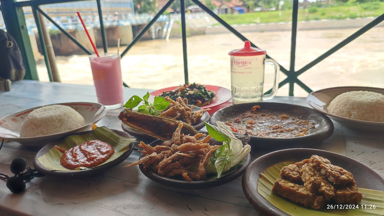Wisata kuliner iwak kali di Badug Nganjuk - YouTube
