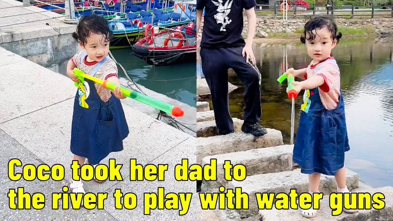 Coco took her dad to the river to play with water guns.【Parent-child ...